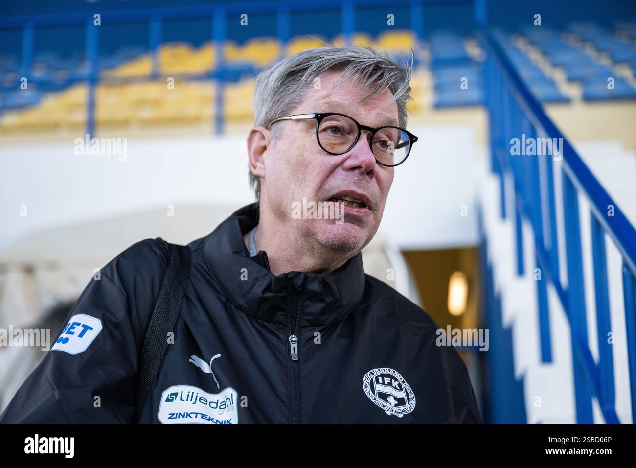 250202 Medicinsk koordinator Dale Reese under en fotbollsträning med ...
