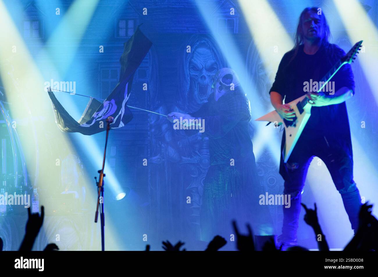 Pirate flag stage hi-res stock photography and images - Alamy