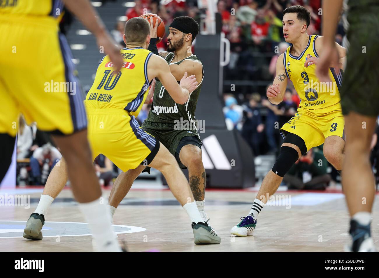 Nick Weiler-Babb (FC Bayern Basketball, #00) mit Matteo Spagnolo (Alba ...