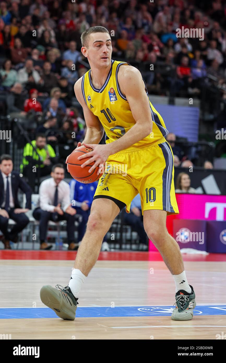 Tim Schneider (Alba Berlin, #10) mit Ball, GER, FC Bayern Muenchen vs. Alba Berlin, Basketball ...