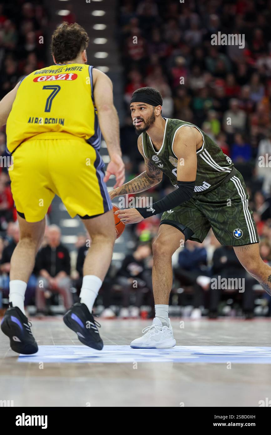 Nick Weiler-Babb (FC Bayern Basketball, #00) mit Ball mit William ...