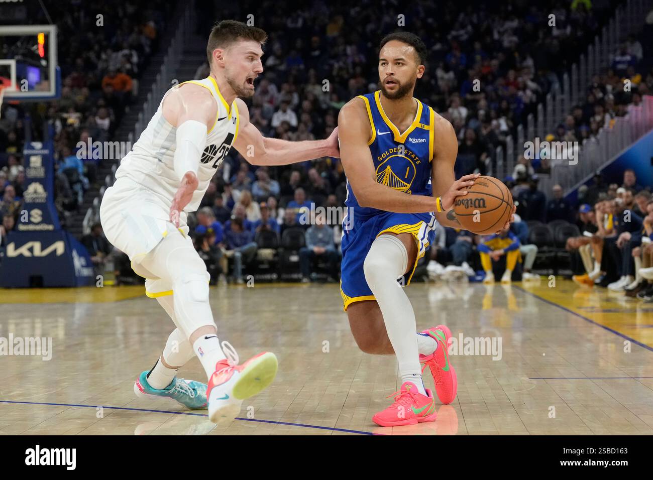 Golden State Warriors forward Kyle Anderson (1) is defended by Utah ...