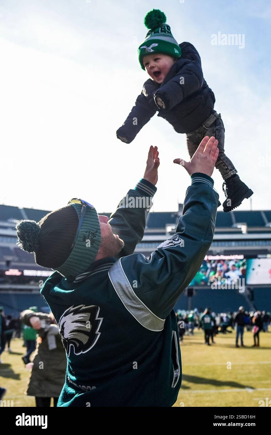 A Philadelphia Eagles fan losses his kid in the air while on the field ...