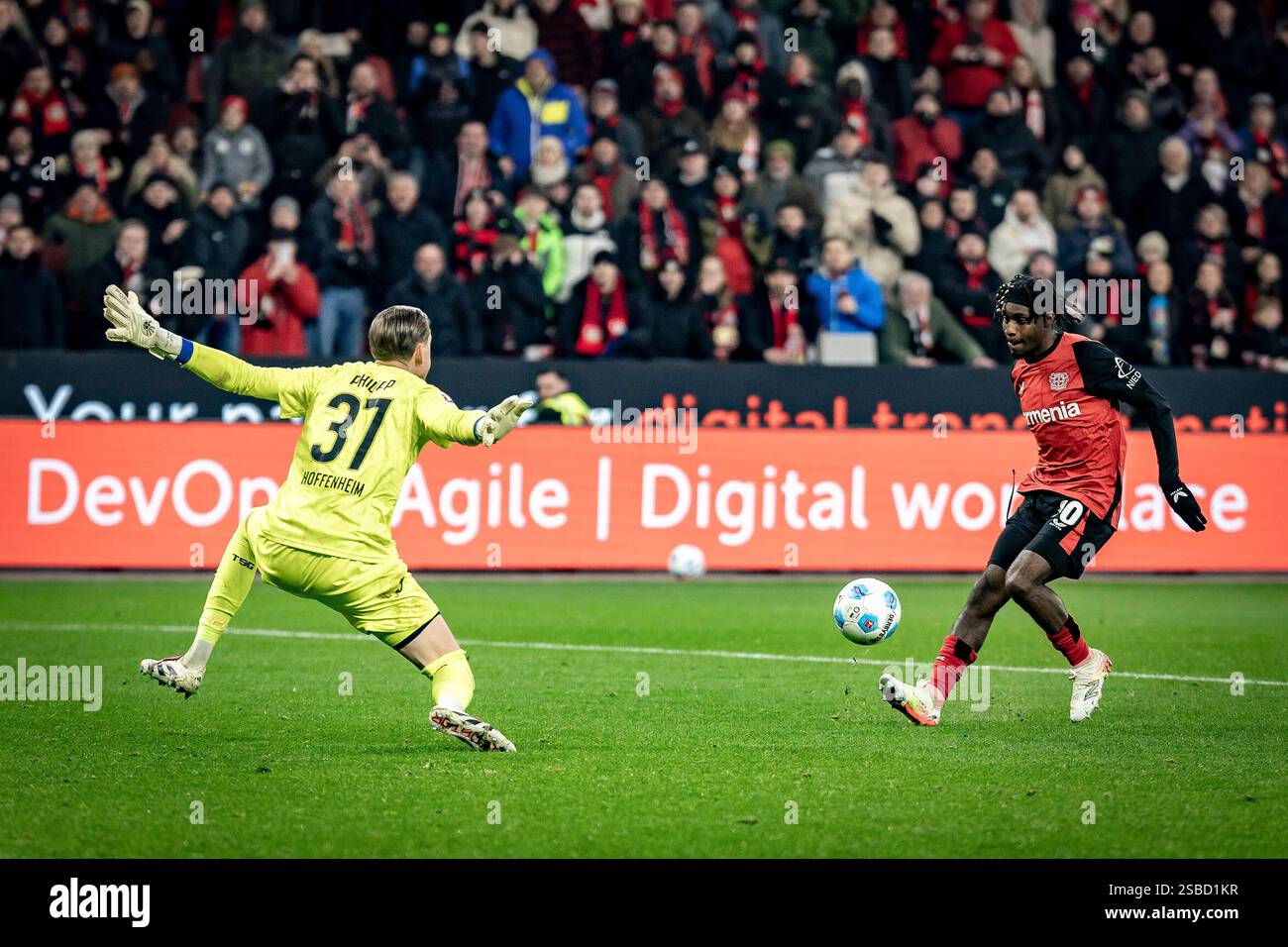 Kupfer von Jeremie Frimpong (Bayer 04 Leverkusen, 30) gegen Luca ...