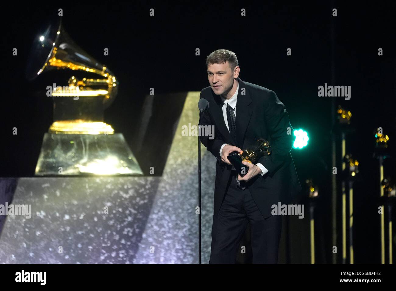 Finn Keane accepts the award for best dance pop recording for "Von ...