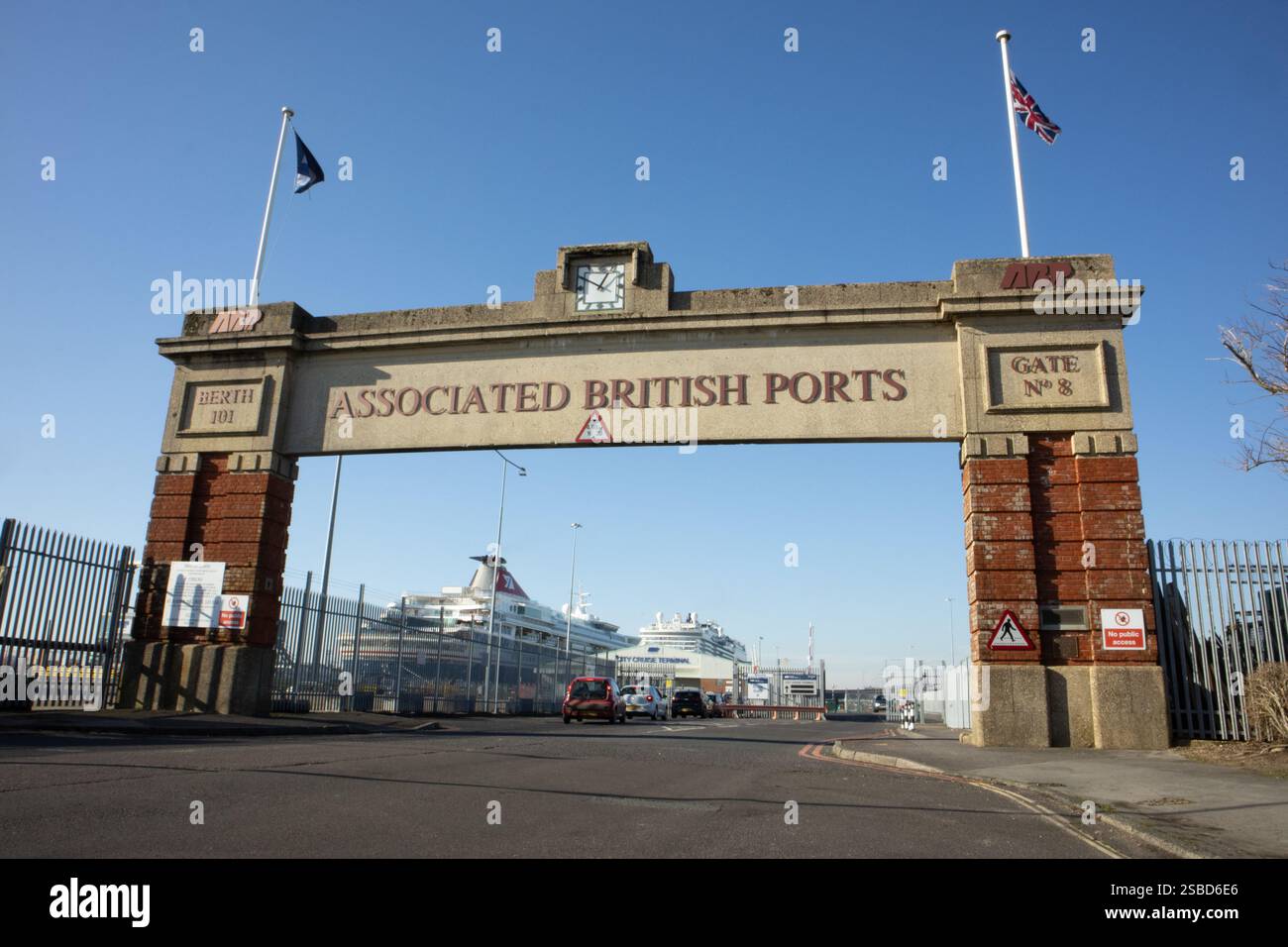 Southampton Western Docks Gate No. 8 Stock Photo - Alamy