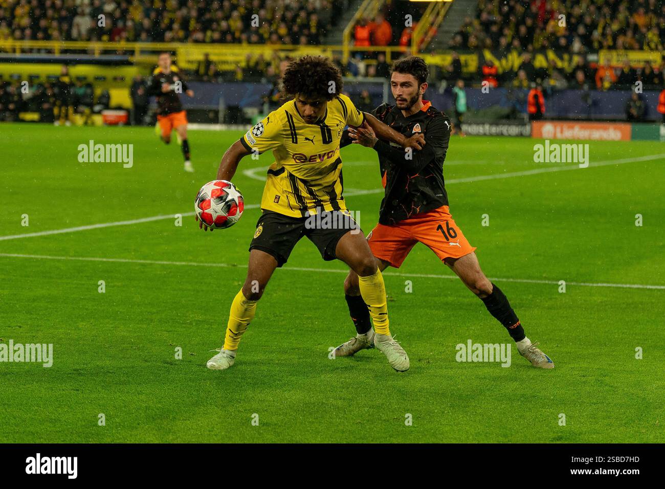 Zweikampf zwischen Karim Adeyemi (Borussia Dortmund 09, #27) und Irakli ...