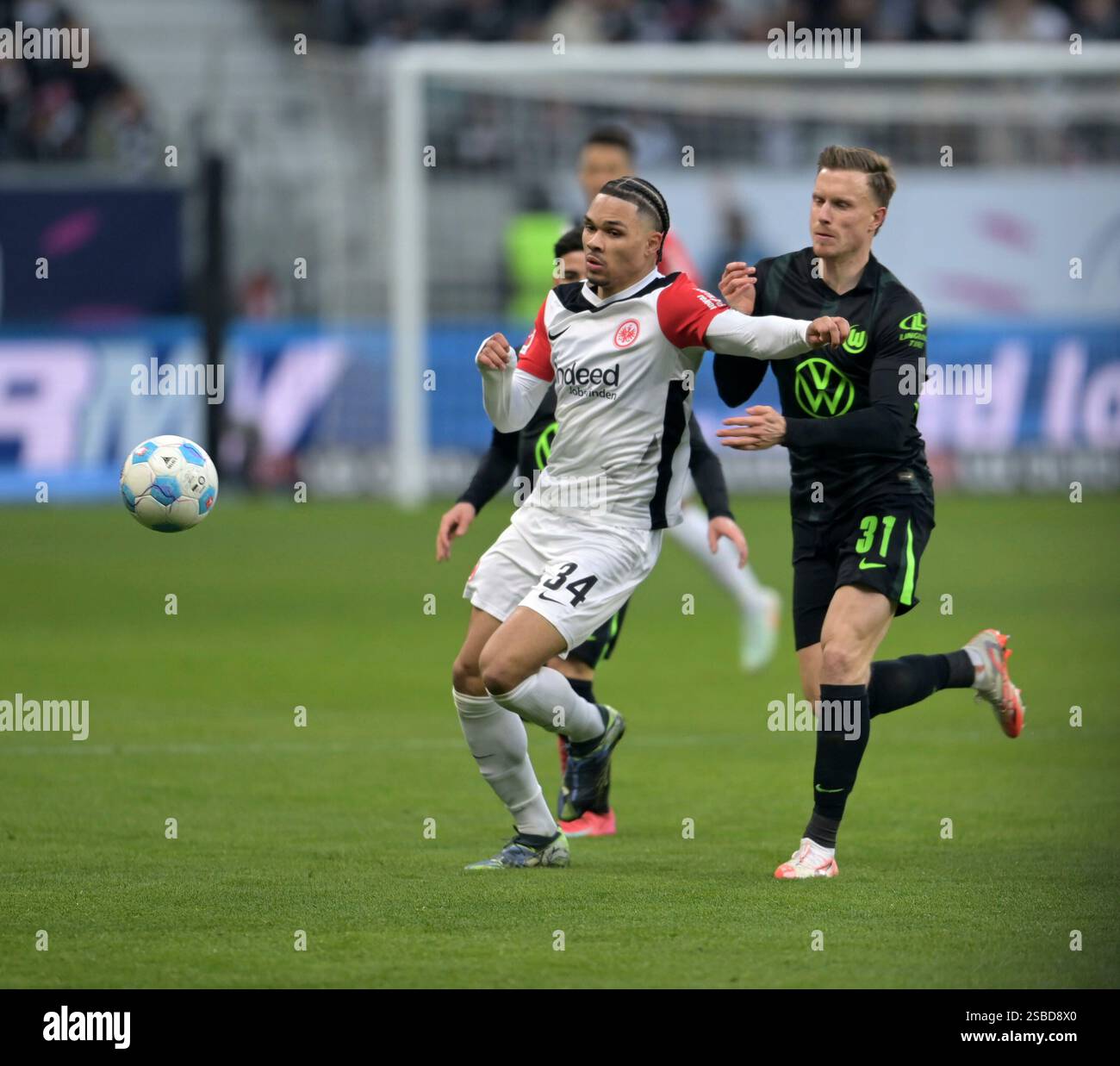 Frankfurt, Deutschland. 02nd Feb, 2025. Nnamdi Collins. (li) gegen ...