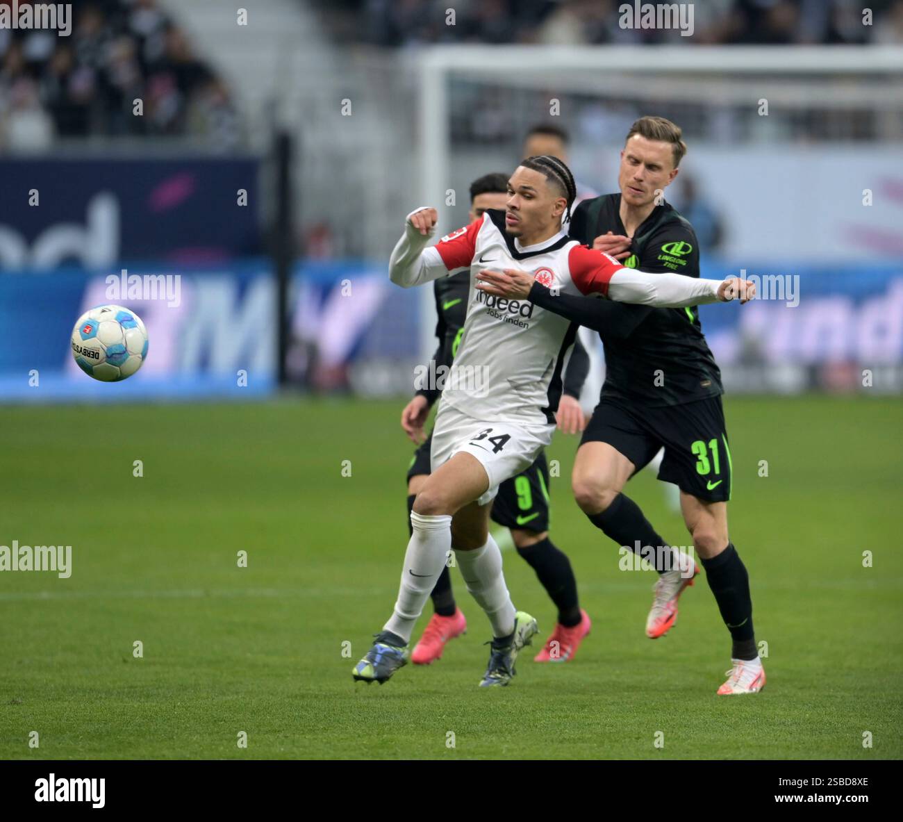 Frankfurt, Deutschland. 02nd Feb, 2025. Nnamdi Collins. (li) gegen ...