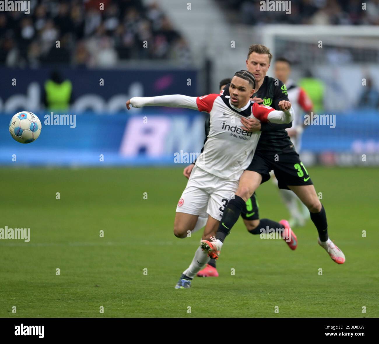 Frankfurt, Deutschland. 02nd Feb, 2025. Nnamdi Collins. (li) gegen ...