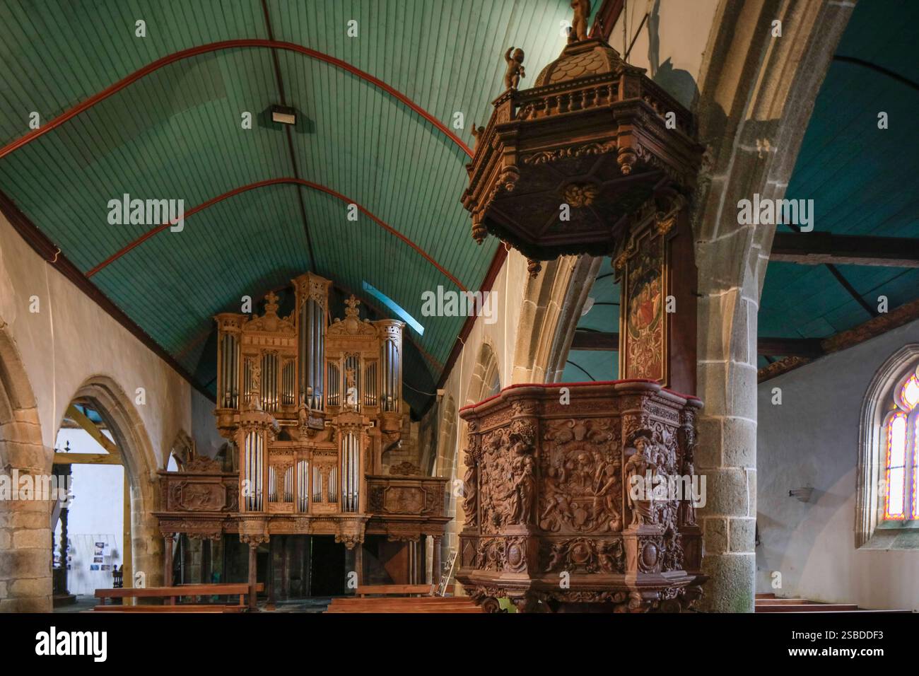Orgel und Kanzel, Umfriedeter Pfarrbezirk Enclos paroissial, Kirche ...