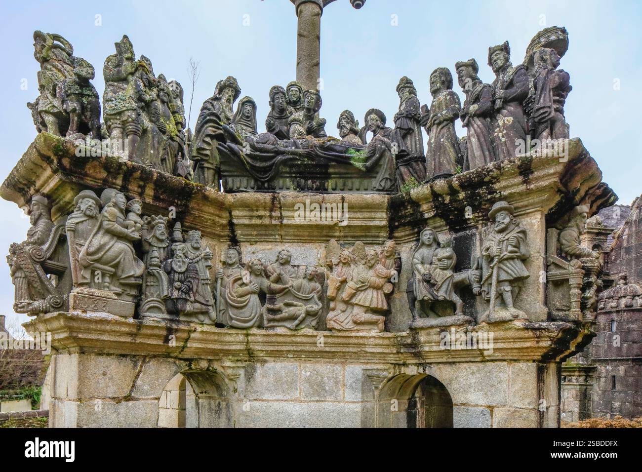 Figurengruppe Grablegung, Kalvarienberg, Umfriedeter Pfarrbezirk Enclos paroissial, Kirche ...