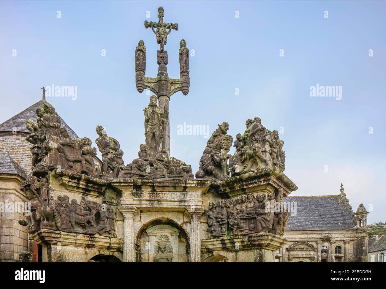Figurengruppen am Kalvarienberg, Umfriedeter Pfarrbezirk Enclos paroissial, Kirche Eglise Saint ...