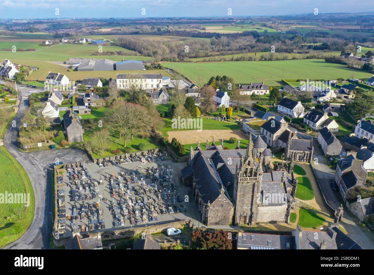 Luftbild Umfriedeter Pfarrbezirk Enclos paroissial, Kirche Eglise Saint-Miliau, Guimiliau ...
