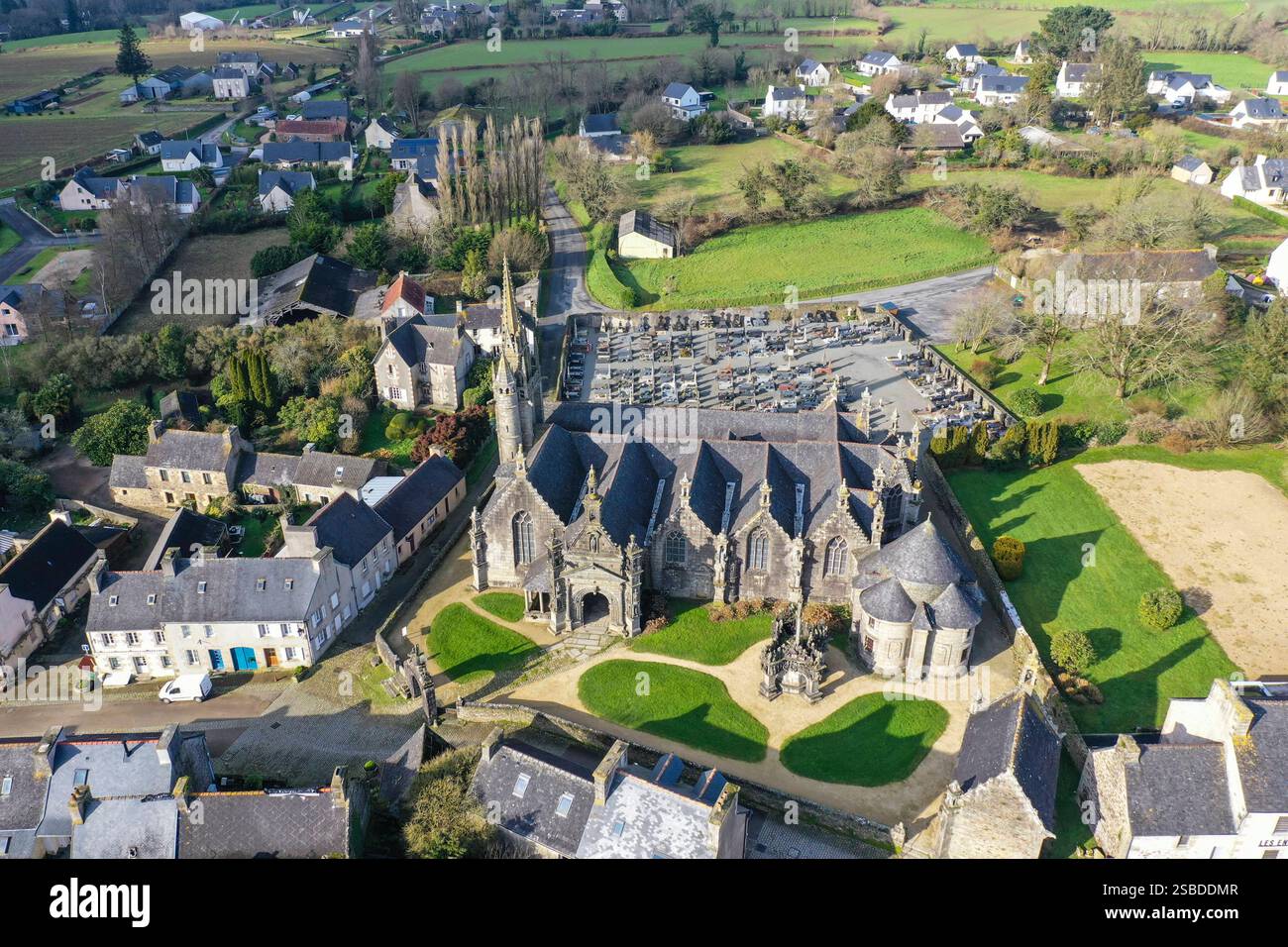 Luftbild Umfriedeter Pfarrbezirk Enclos paroissial, Kirche Eglise Saint-Miliau, Guimiliau ...