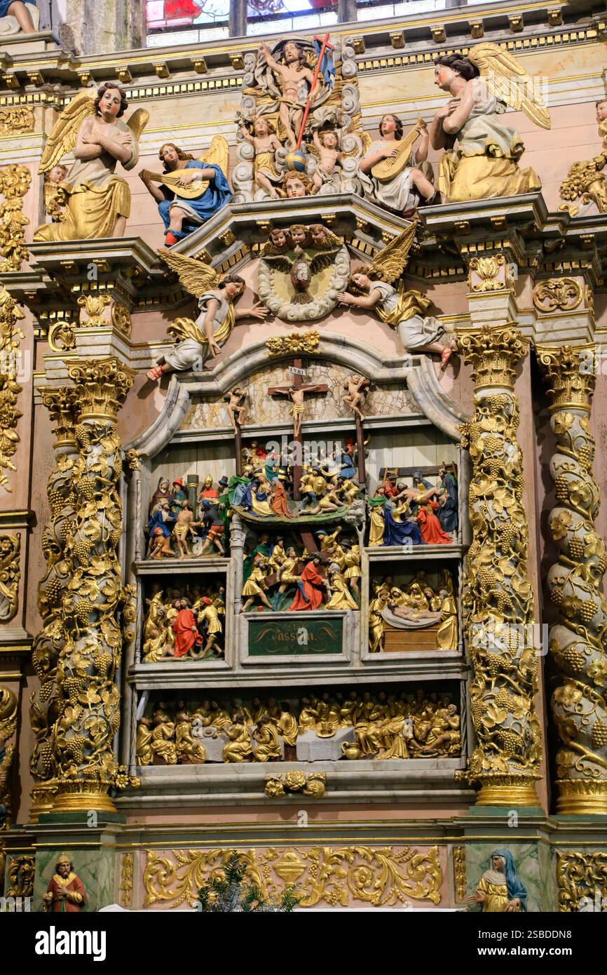 Altar im Seitenschiff im Stil des Barock, Umfriedeter Pfarrbezirk Enclos paroissial, Kirche ...