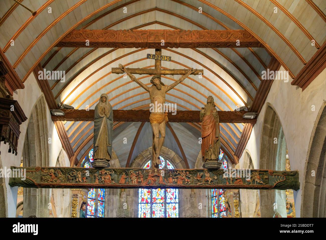 Triumphbalken mit Kruzifix, Umfriedeter Pfarrbezirk Enclos paroissial, Kirche Eglise Notre-Dame ...