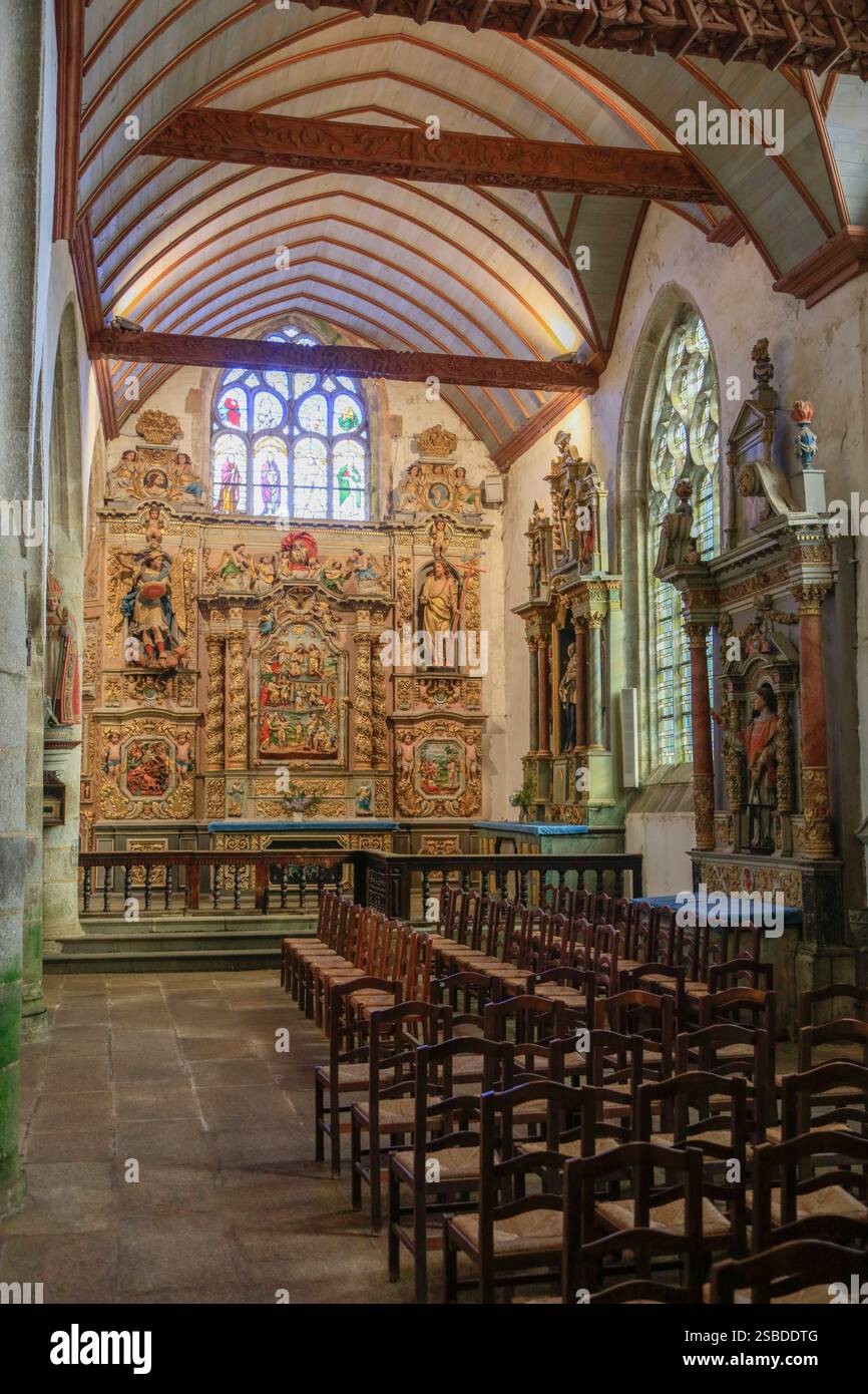 Seitenschiff mit barocker Altar, Umfriedeter Pfarrbezirk Enclos paroissial, Kirche Eglise Notre ...