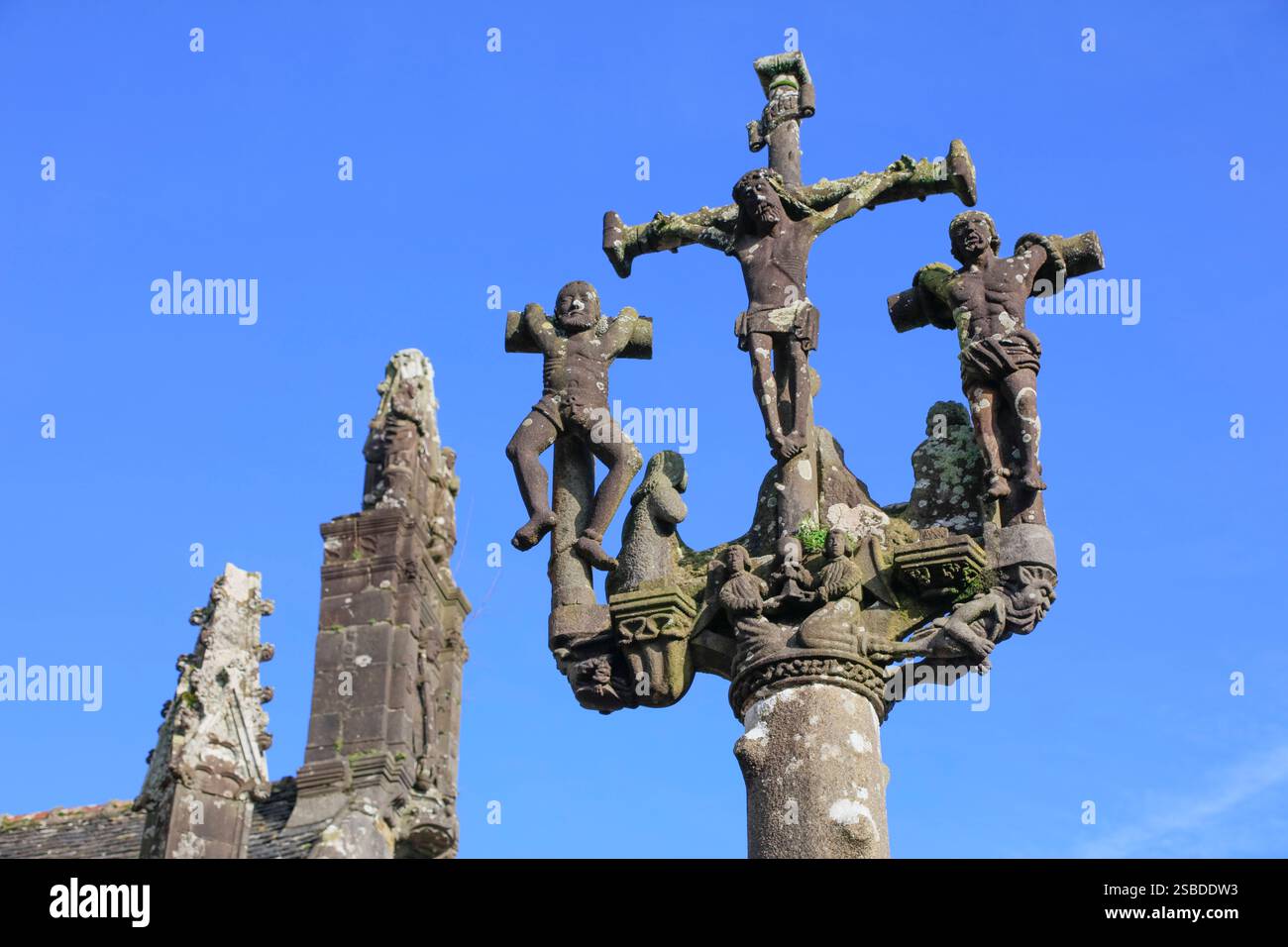 Kreuzigungsgruppe des Kalvarienberg, Umfriedeter Pfarrbezirk Enclos paroissial, Kirche Eglise ...