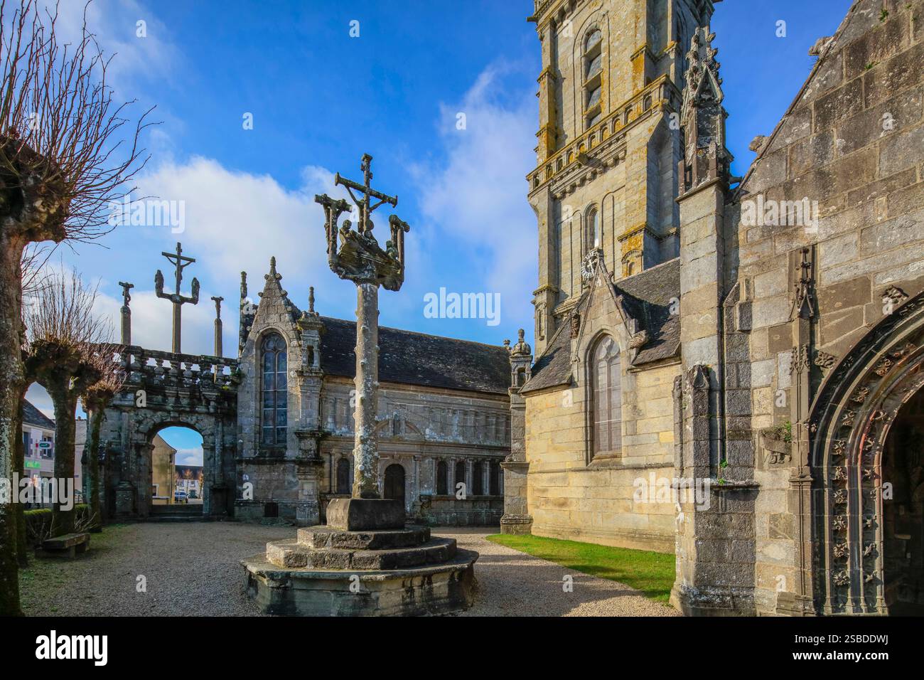 Triumphbogen, Beinhaus und Kalvarienberg, Umfriedeter Pfarrbezirk Enclos paroissial, Kirche ...
