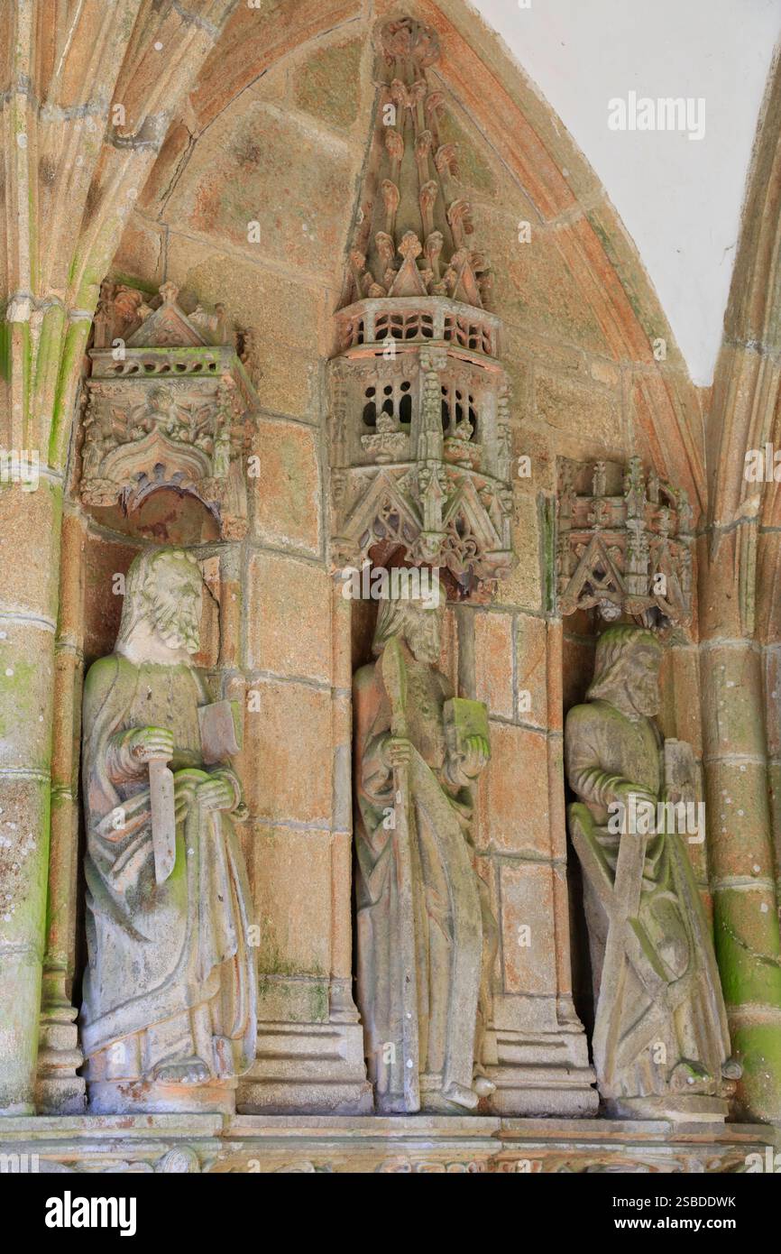 Statuen der Apostel im überdachten Seiteneingang, Umfriedeter Pfarrbezirk Enclos paroissial ...