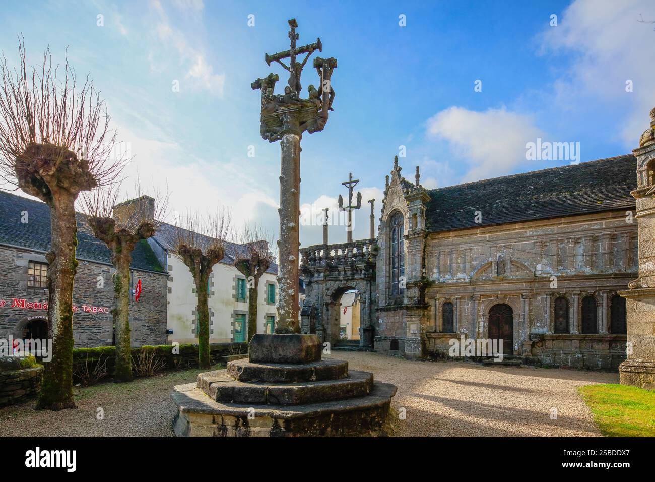 Triumphbogen, Beinhaus und Kalvarienberg, Umfriedeter Pfarrbezirk Enclos paroissial, Kirche ...
