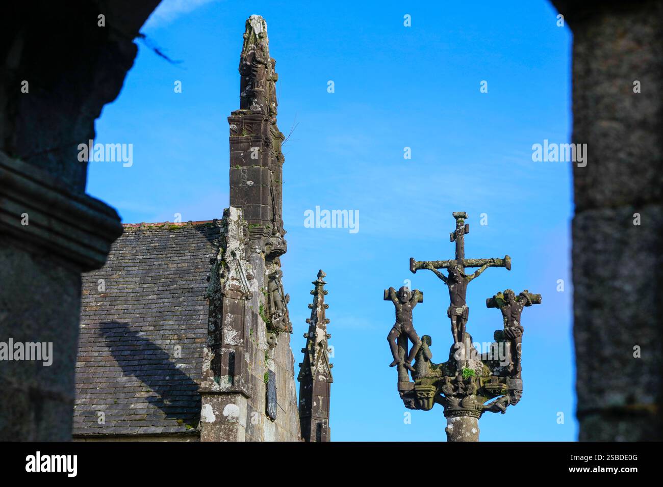 Kreuzigungsgruppe des Kalvarienberg, Giebel des Seitenschiff, Umfriedeter Pfarrbezirk Enclos ...