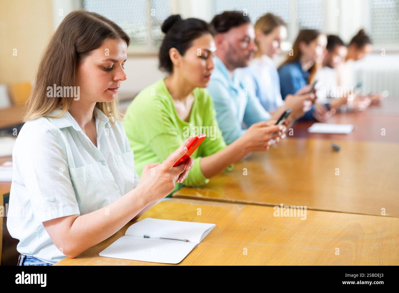 Woman university student using smartphone Stock Photo - Alamy