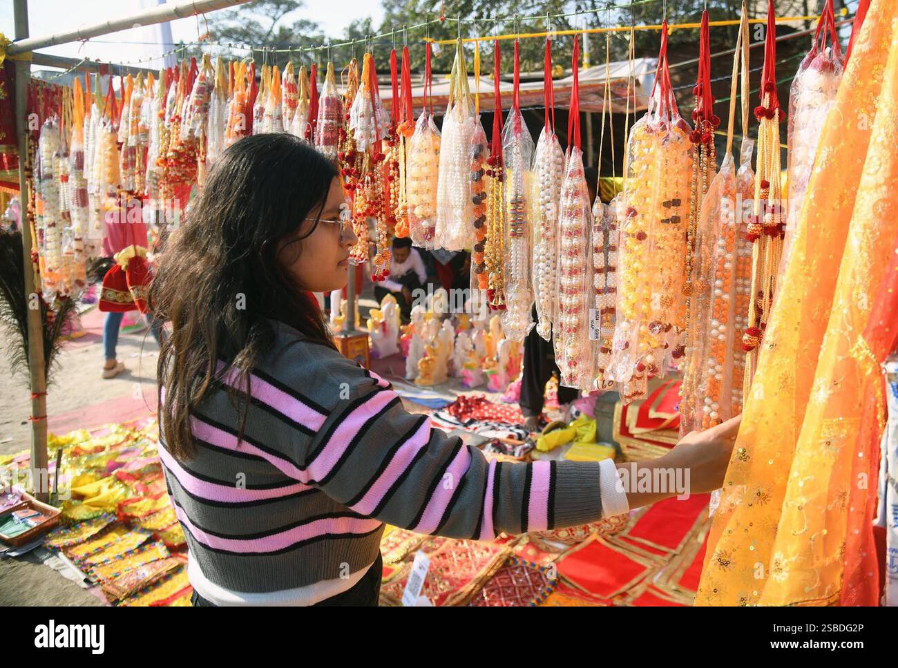 Patna, India. 02nd Feb, 2025. PATNA, INDIA - FEBRUARY 2: A girl buying ...