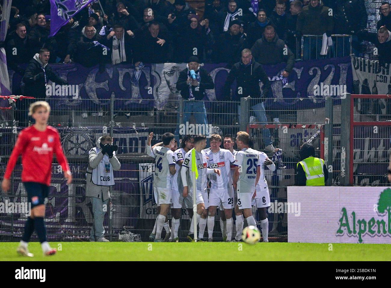 Unterhaching, Deutschland. 02nd Feb, 2025. Osnabrücker Spieler mit ...