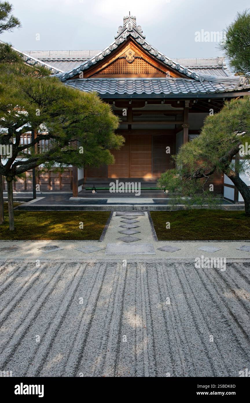 Linear pattern of raked white sand in karesansui (dry landscape) garden ...
