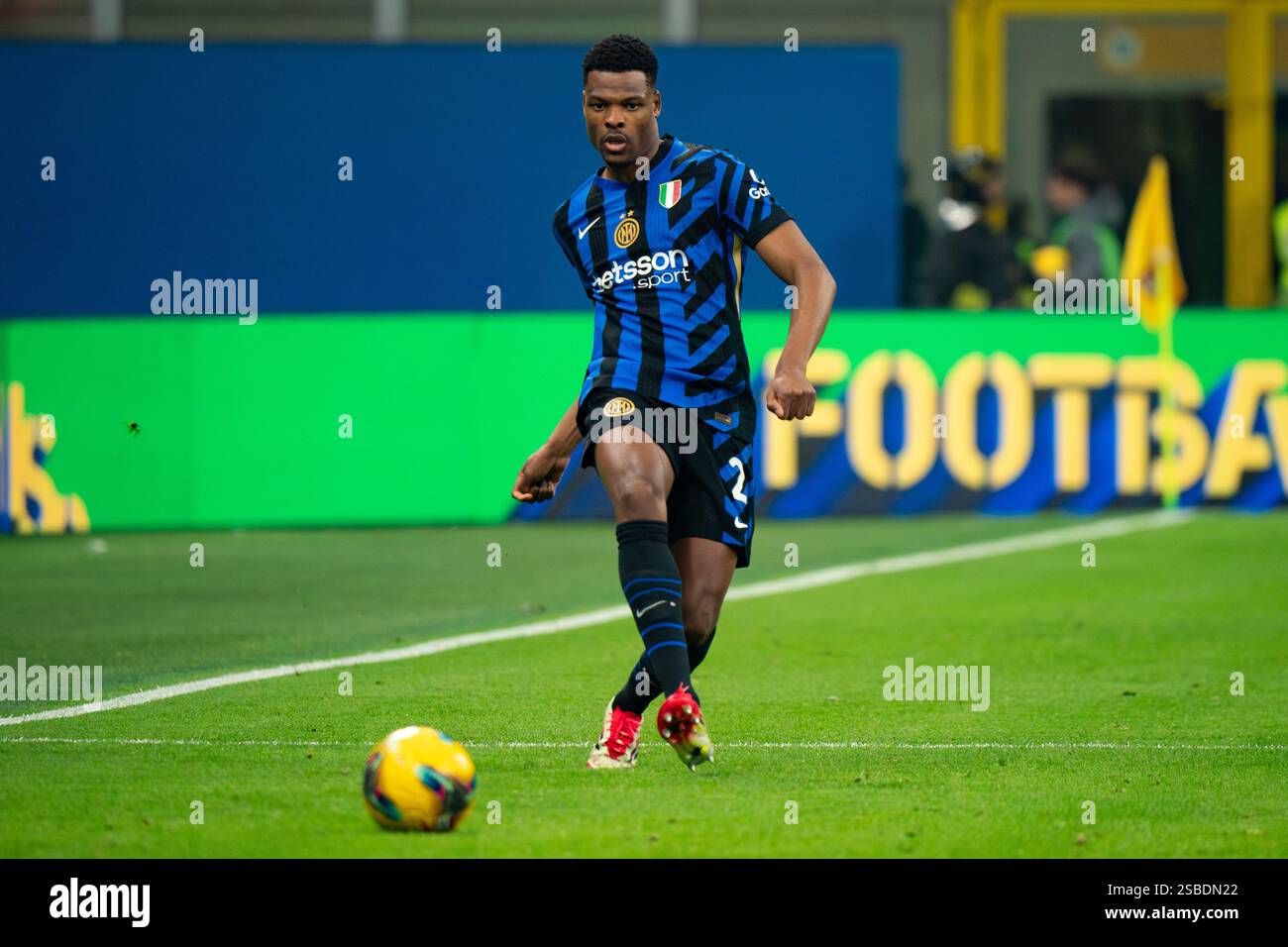 Denzel dumfries inter 2025 hi-res stock photography and images - Alamy
