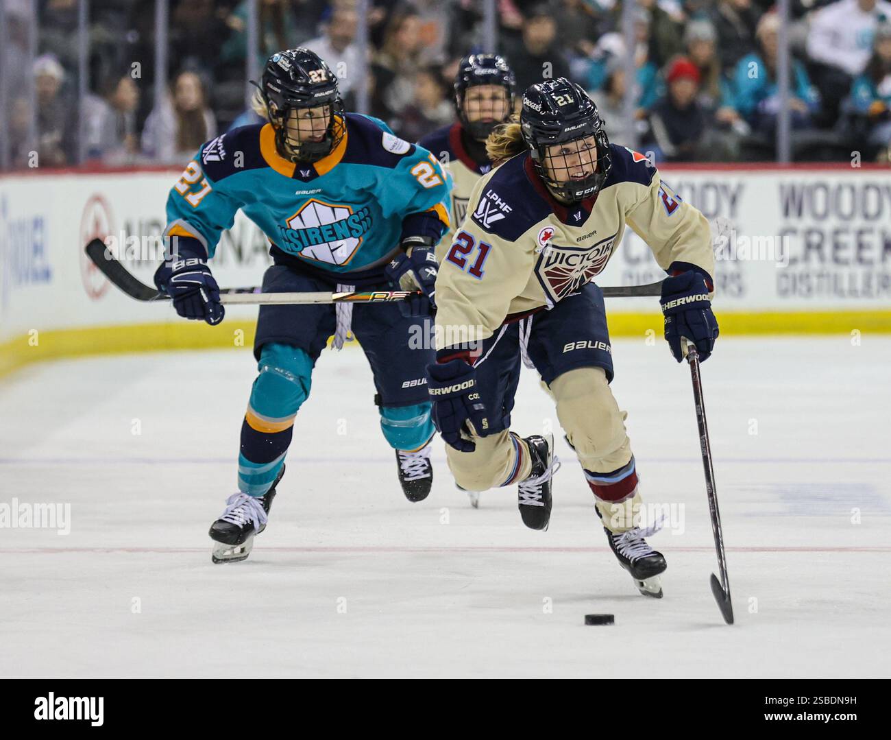 February 02, 2025: Montreal Victoire Maureen Murphy (21) pushes the ...