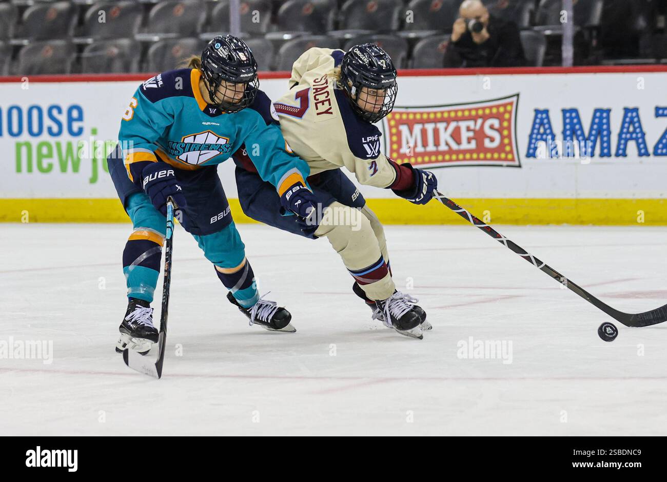 Newark, NJ, USA. 02nd Feb, 2025. Montreal Victoire forward Laura Stacey ...