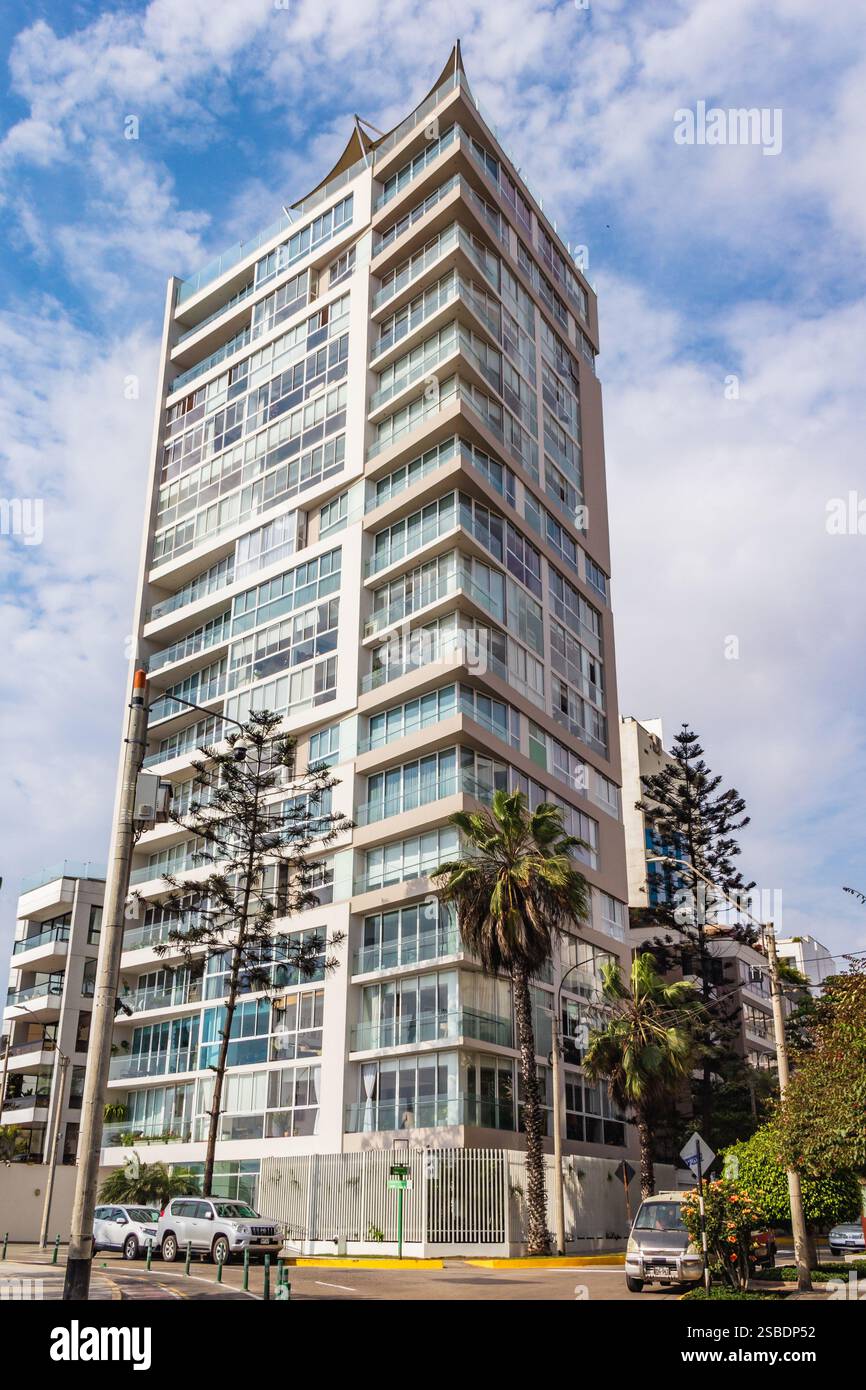 Modern residential building in Malecón de la Reserva, Miraflores ...