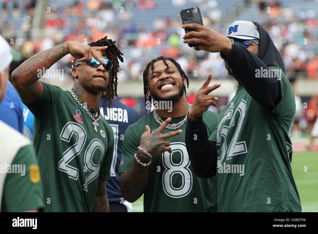 Green Bay Packers player pose for a selfie together before the NFL Pro ...