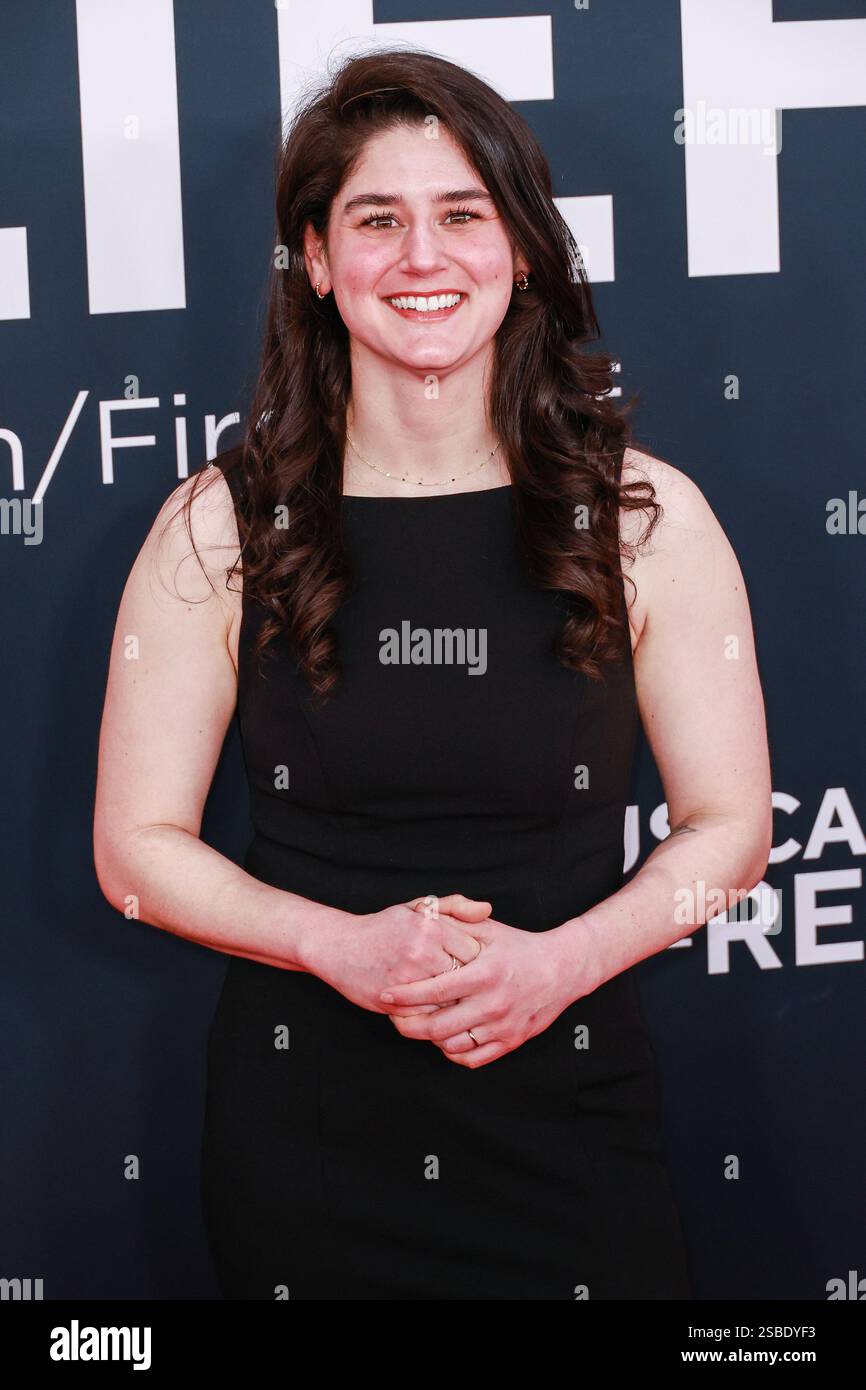 Los Angeles, USA. 02nd Feb, 2025. Elyse Myers walking on the red carpet ...