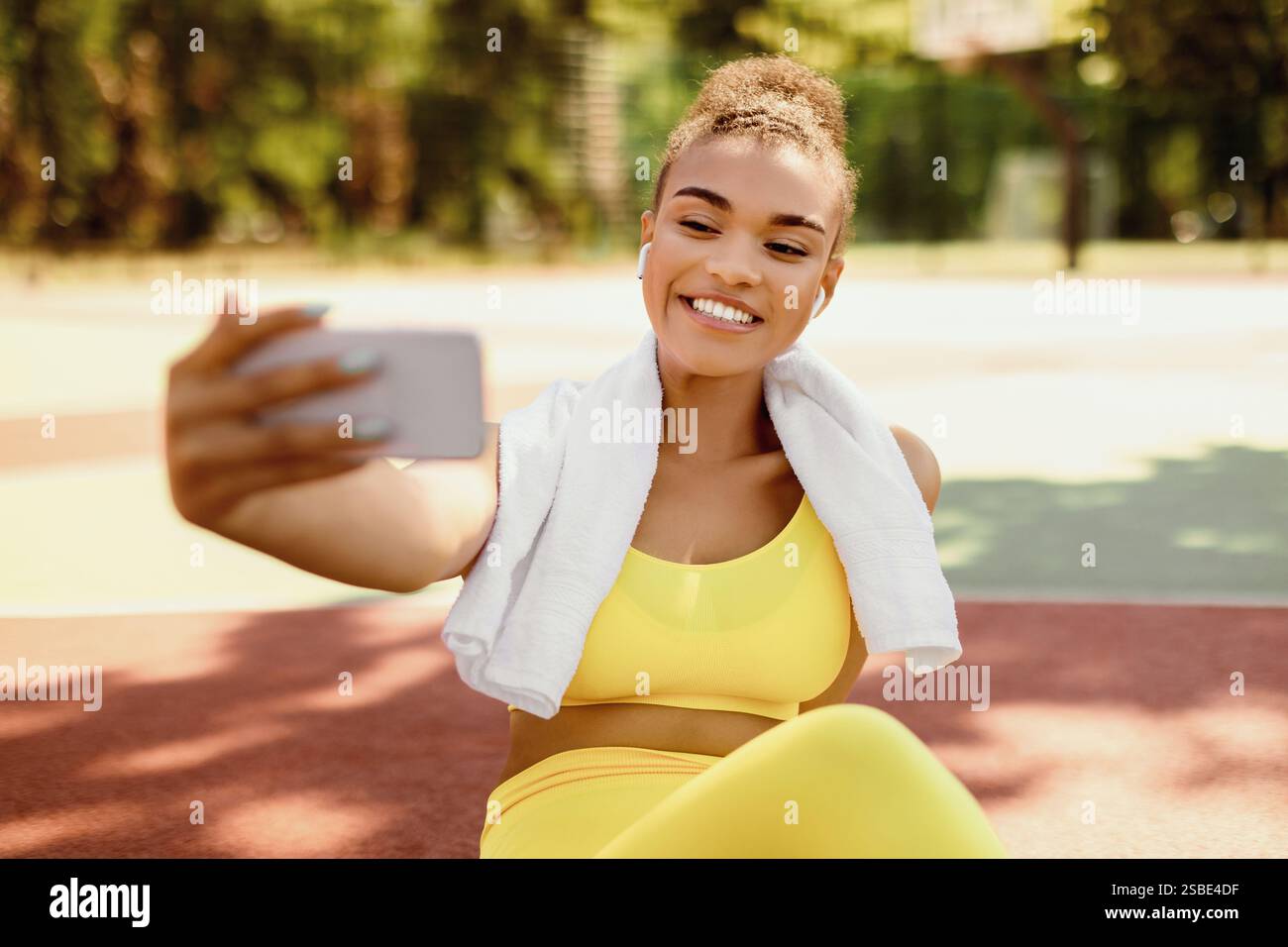 Photo influencer lady holding hi-res stock photography and images - Alamy