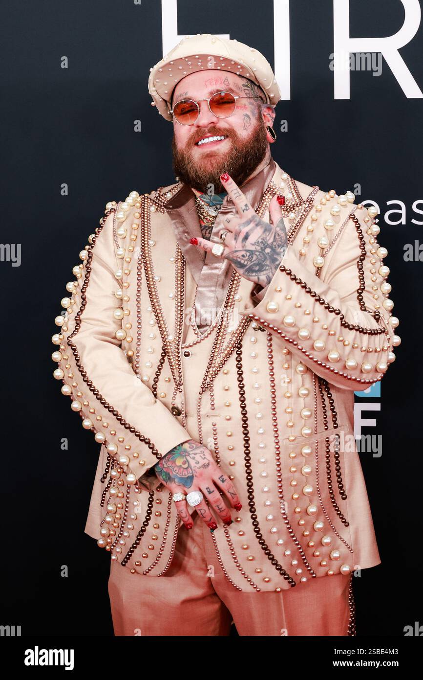 Los Angeles, USA. 02nd Feb, 2025. Teddy Swims walking on the red carpet ...