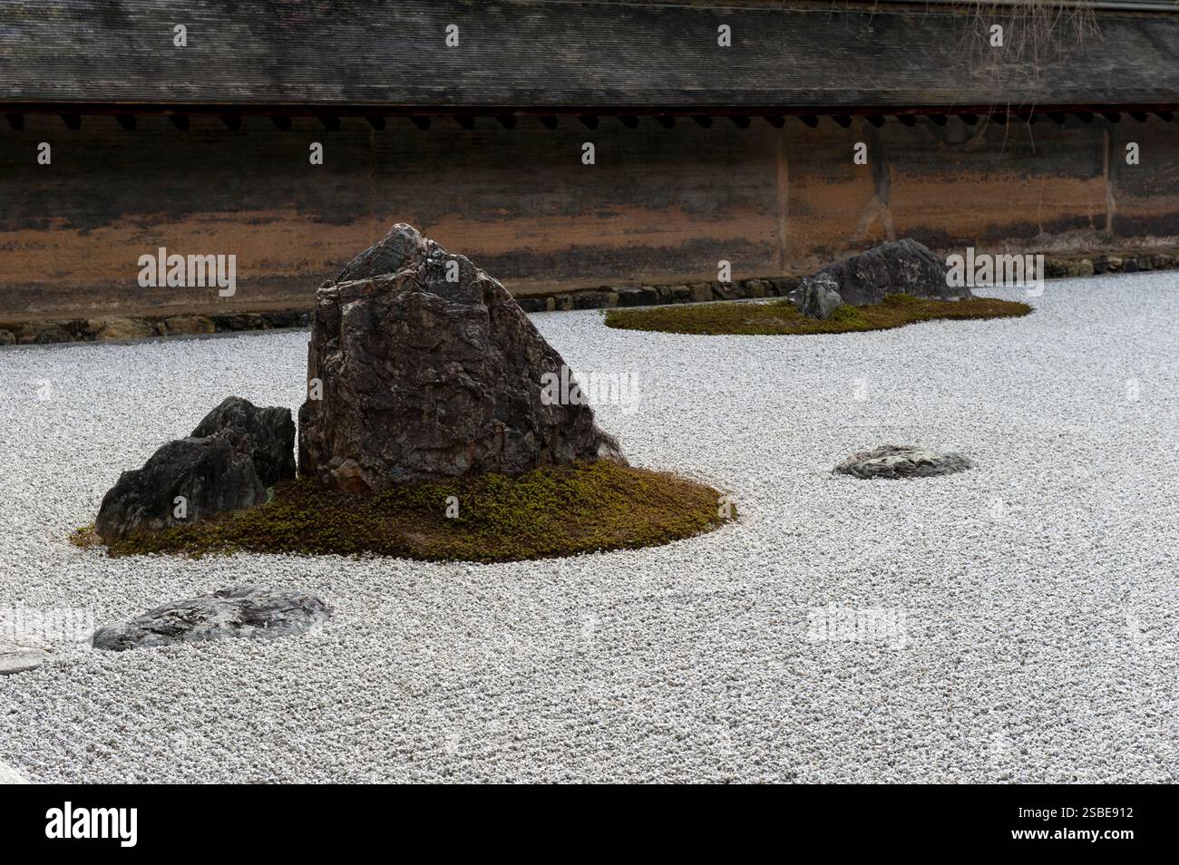 World famous karesansui dry landscape raked white gravel Zen meditation ...