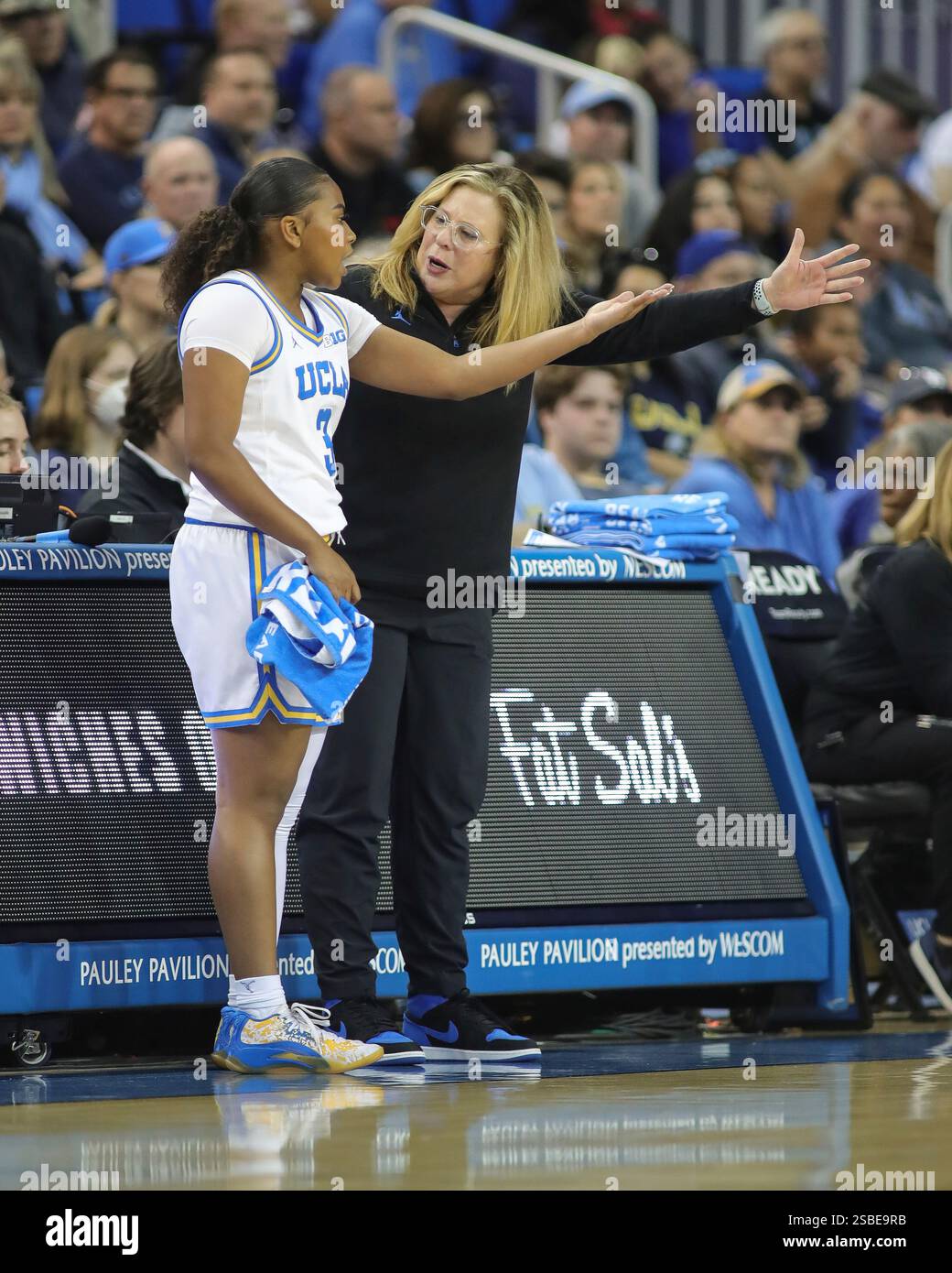 LOS ANGELES, CA - FEBRUARY 2: UCLA Bruins guard Londynn Jones (3 ...