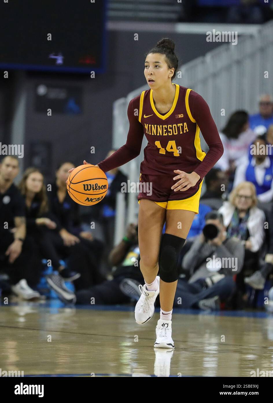 LOS ANGELES, CA - FEBRUARY 2: Minnesota Golden Gophers guard Tori ...