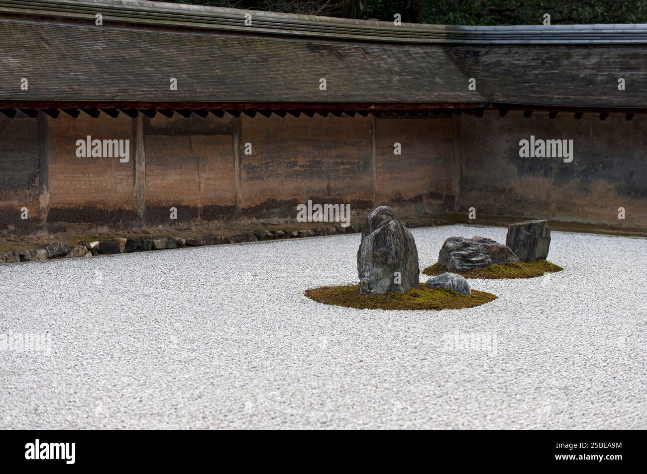 World famous karesansui dry landscape raked white gravel Zen meditation ...