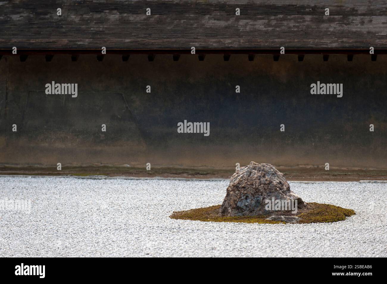 World famous karesansui dry landscape raked white gravel Zen meditation ...