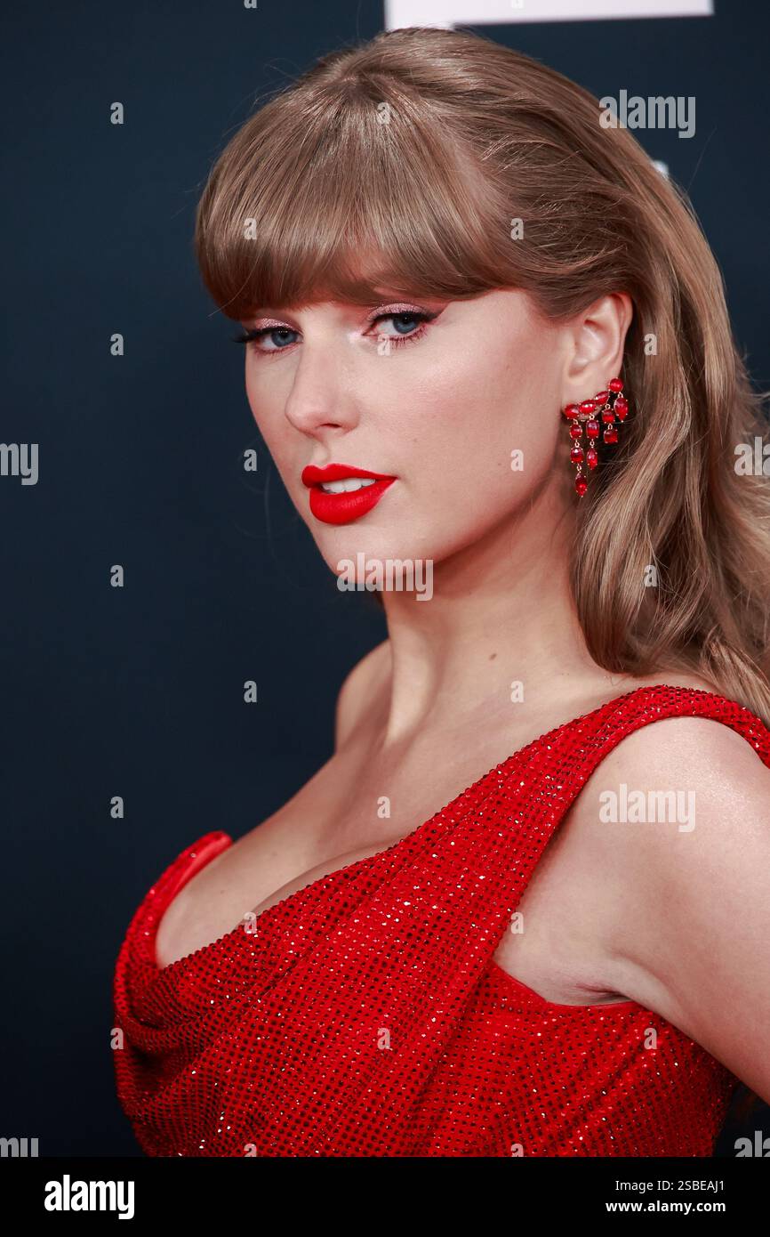 Los Angeles, USA. 02nd Feb, 2025. Taylor Swift walking on the red ...