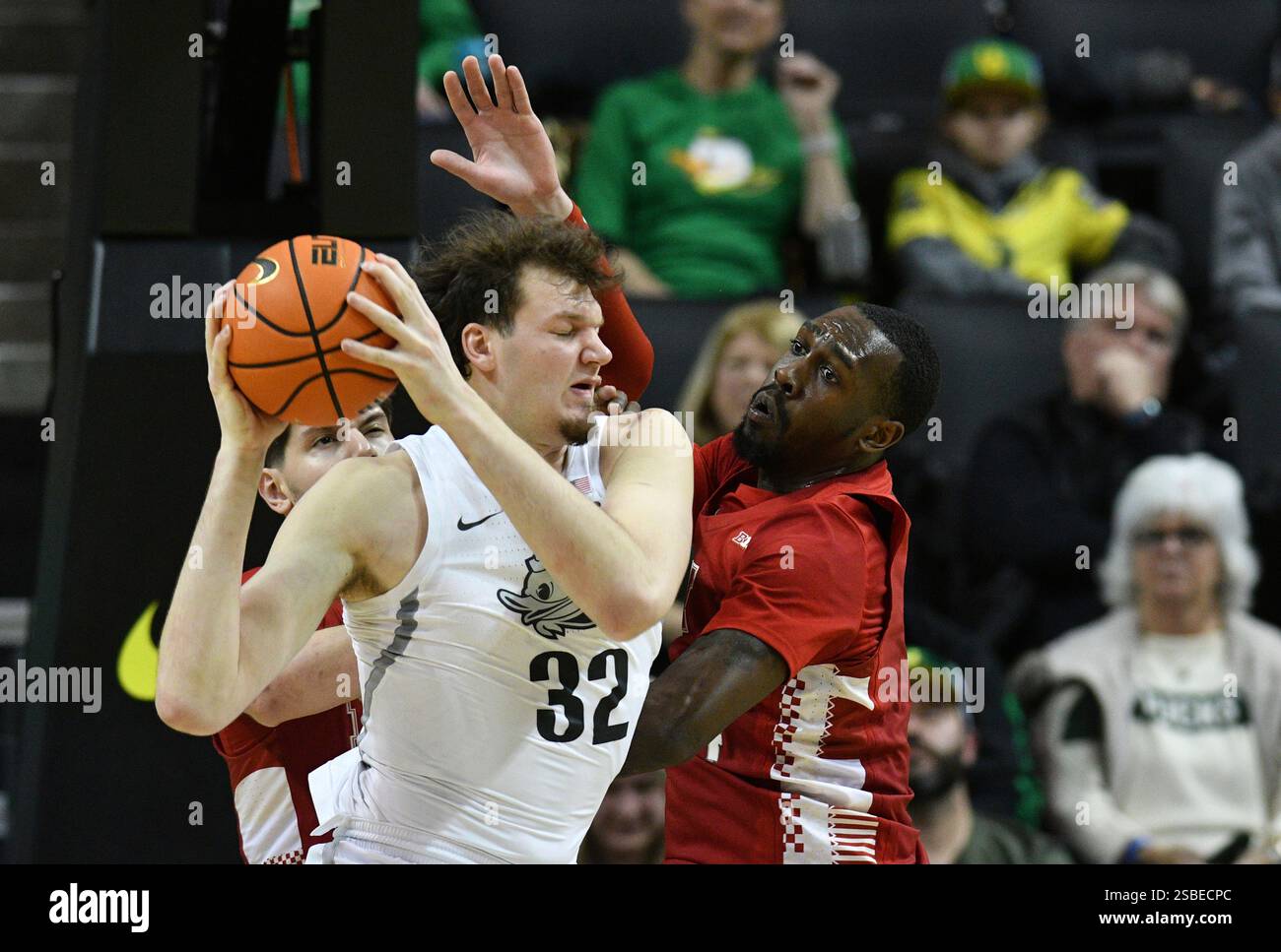 Oregon center Nate Bittle (32) moves the ball in front of Nebraska ...
