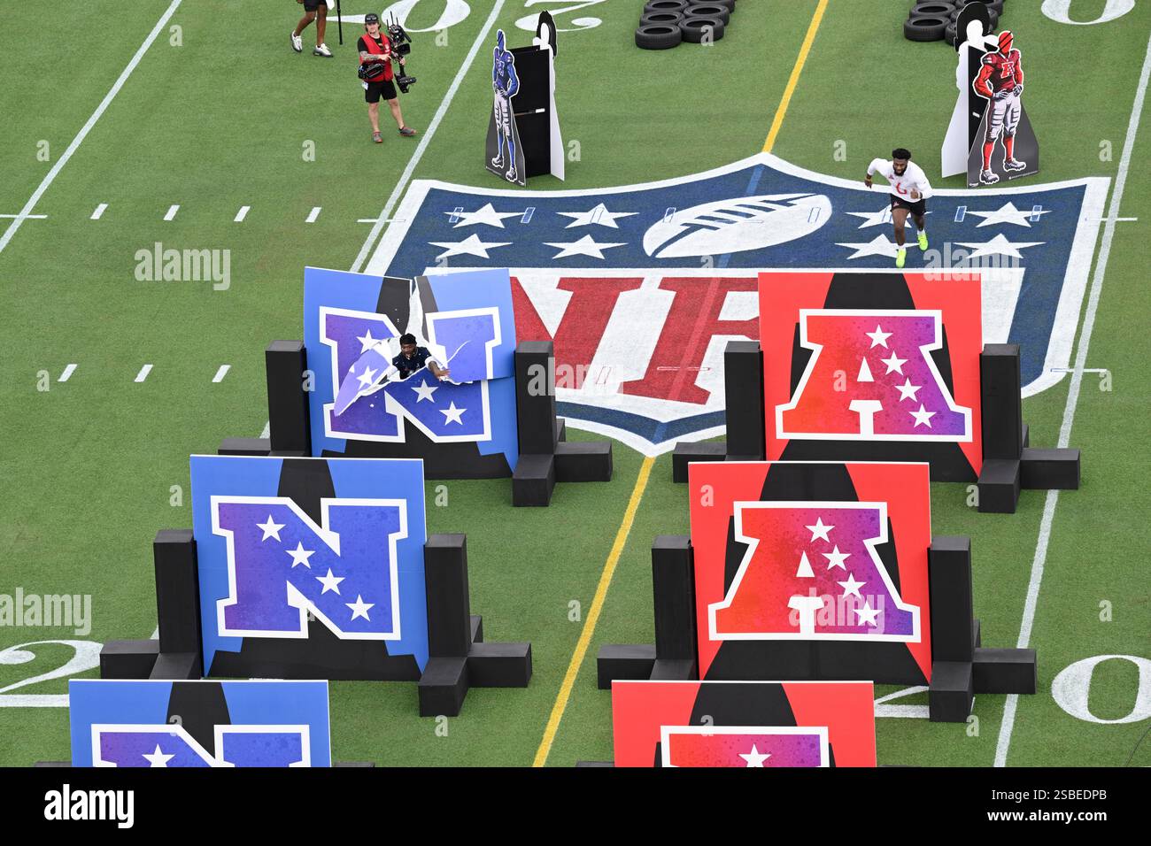 NFC defensive end Micah Parsons, left, of the Dallas Cowboys, and AFC ...