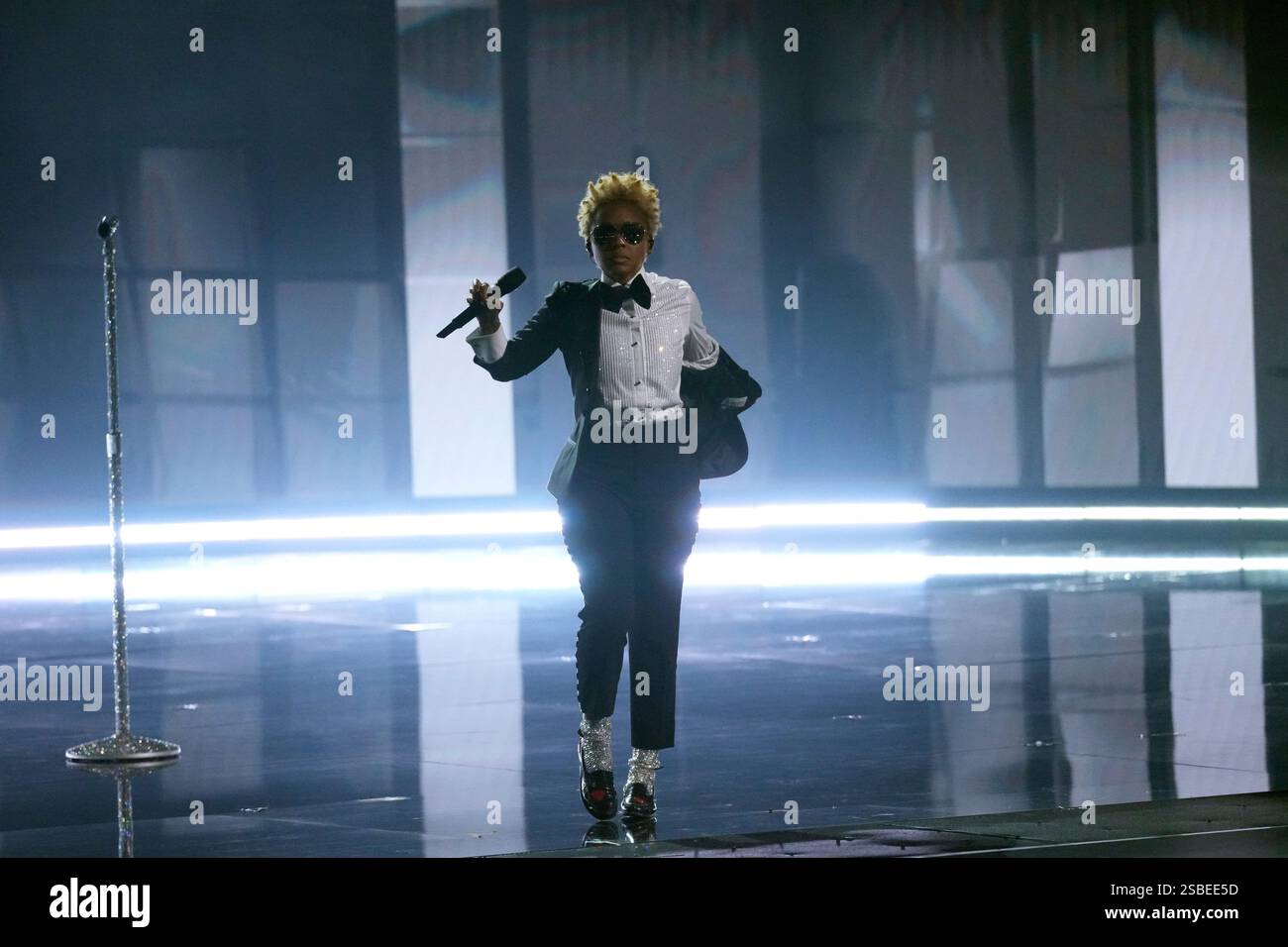 Janelle Monae performs "Don't Stop 'til You Get Enough" as a tribute to ...