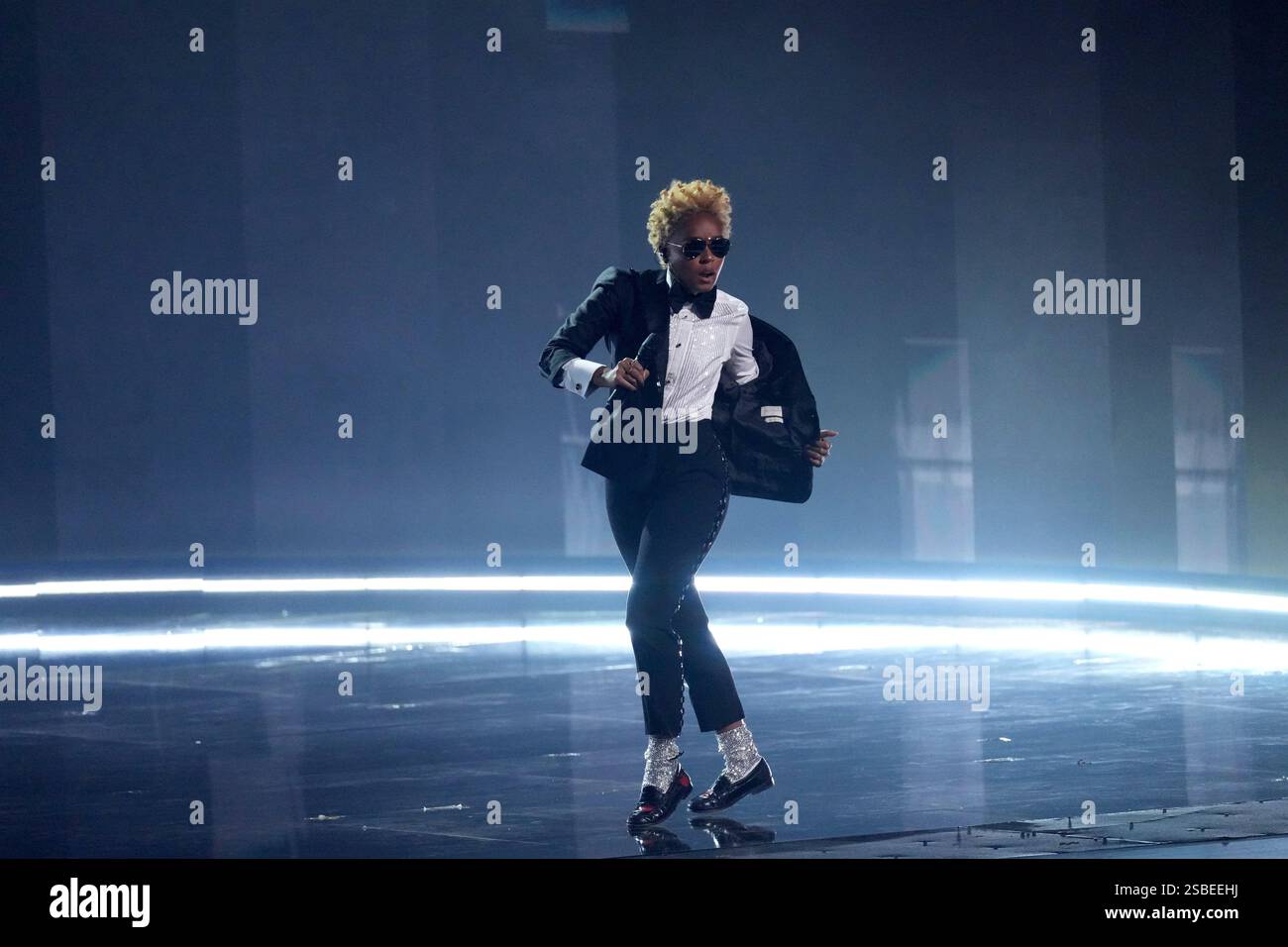 Janelle Monae performs "Don't Stop 'til You Get Enough" as a tribute to ...