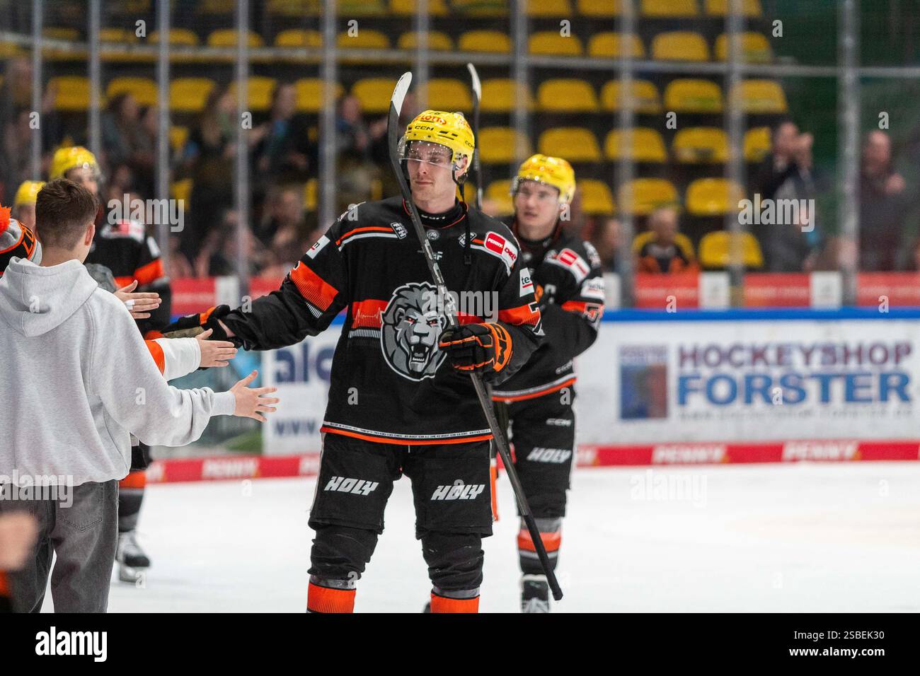 Daniel Wirt (Loewen Frankfurt, #76), Fans, Loewen Frankfurt vs ...